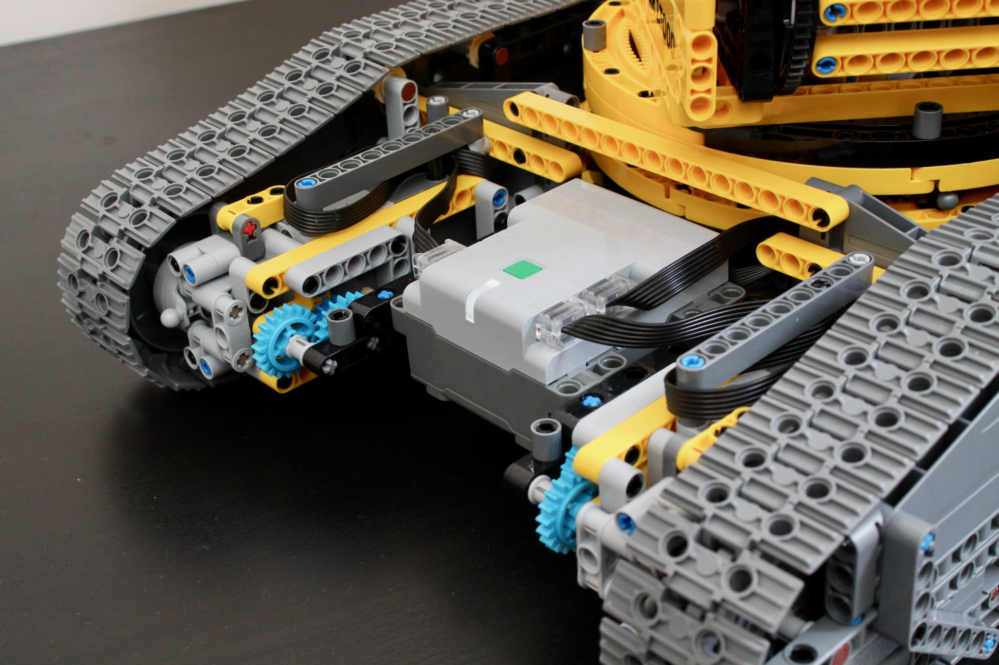 LEGO Technic 42146 Liebherr Crawler Crane LR 13000 review