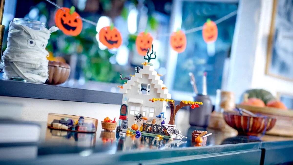 See LEGO 40608 Halloween Fun VIP Add-On Pack close up