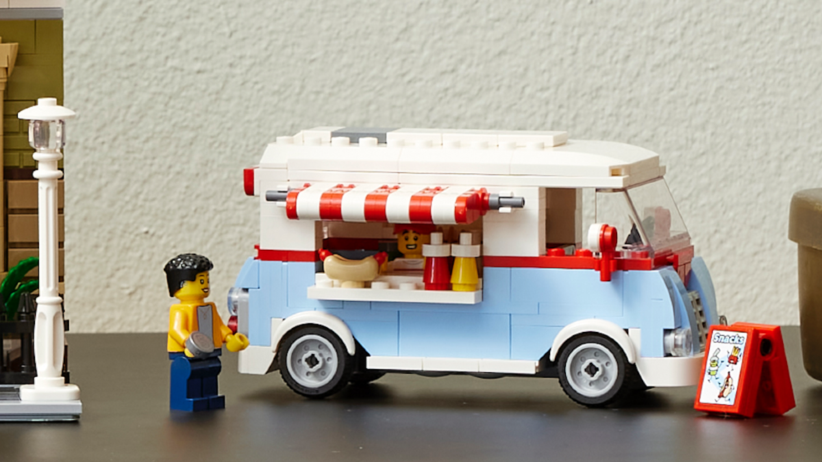 LEGO Icons 10326 Natural History Museum GWP revealed