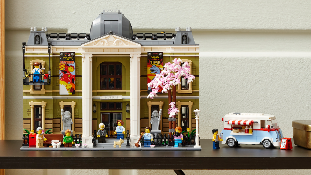 LEGO Icons 10326 Natural History Museum GWP revealed