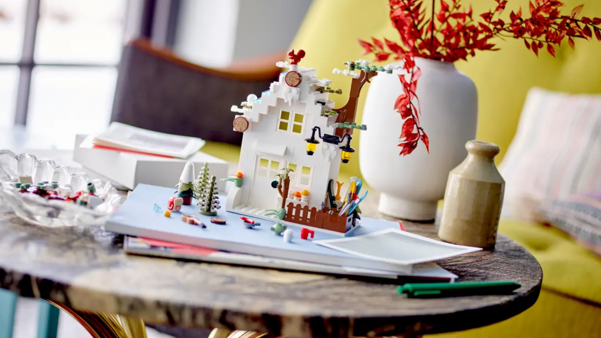 Two new LEGO GWPs available now until Christmas