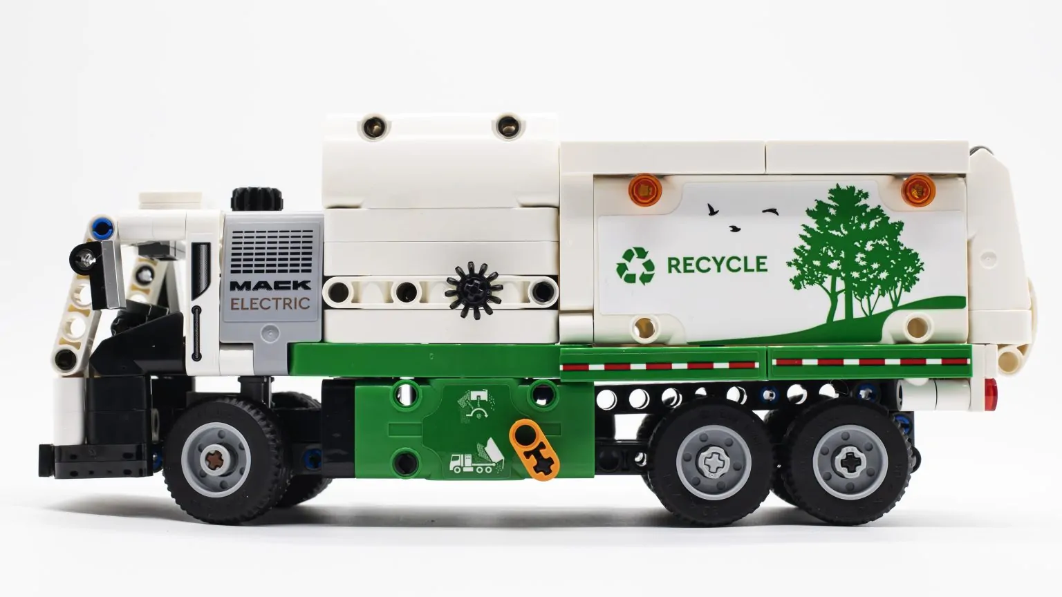 LEGO Technic 42167 Mack LR Electric Garbage Truck review
