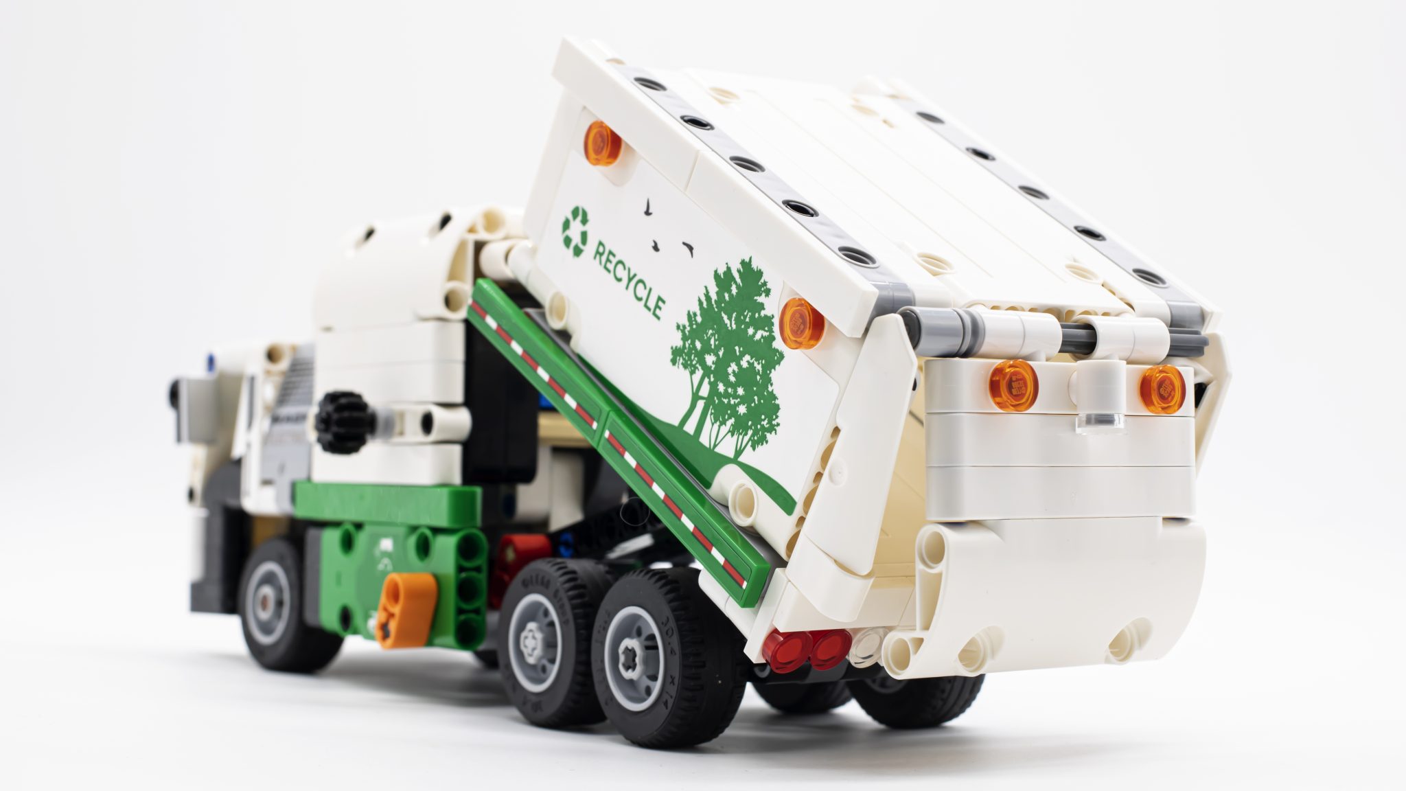 LEGO Technic 42167 Mack LR Electric Garbage Truck review