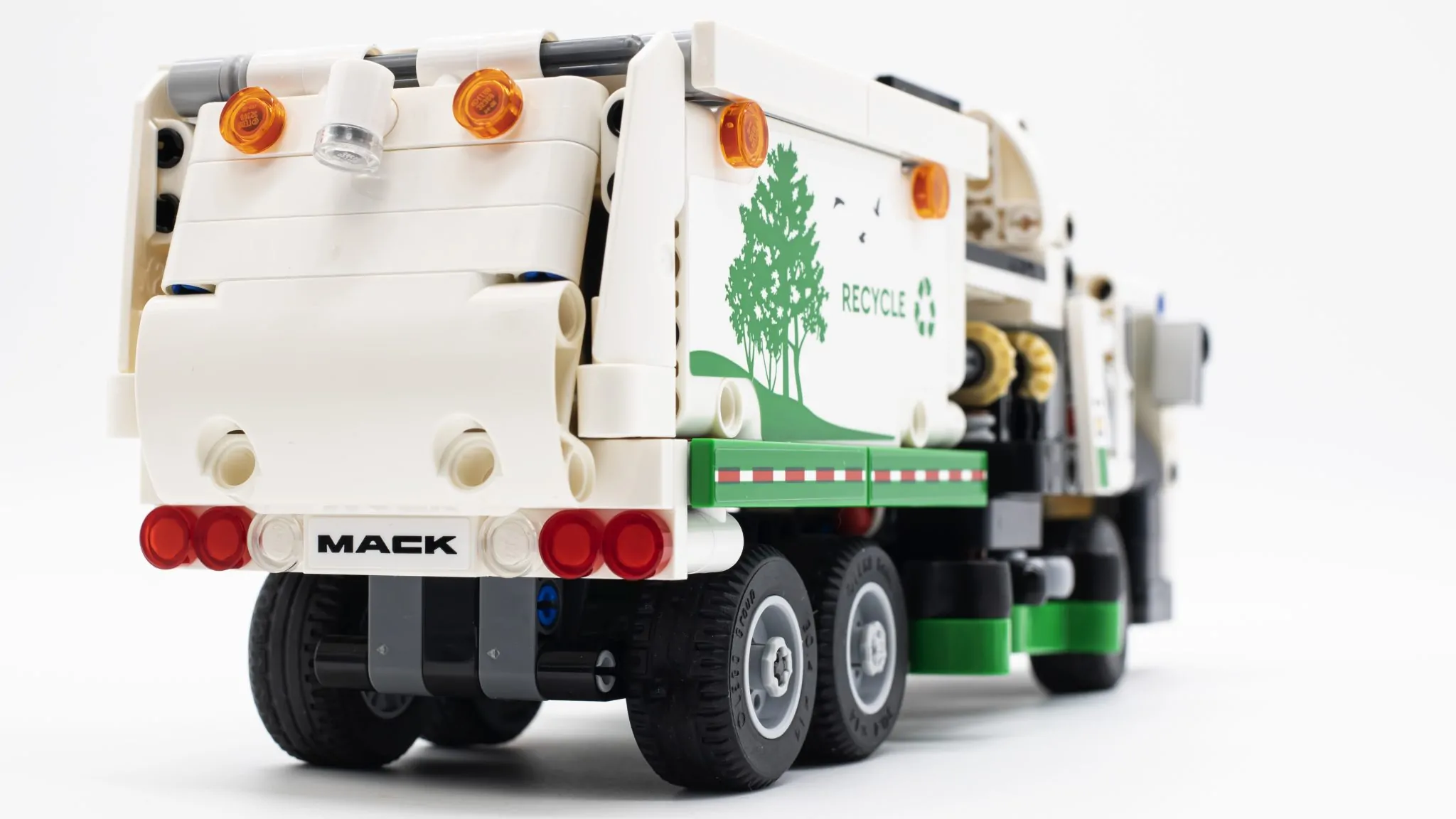 LEGO Technic 42167 Mack LR Electric Garbage Truck review
