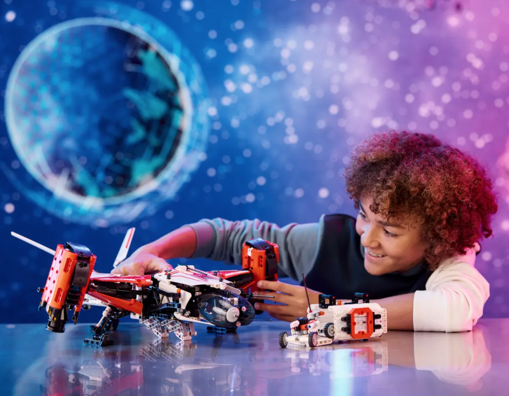 LEGO Technic space sets include a special air-lock element