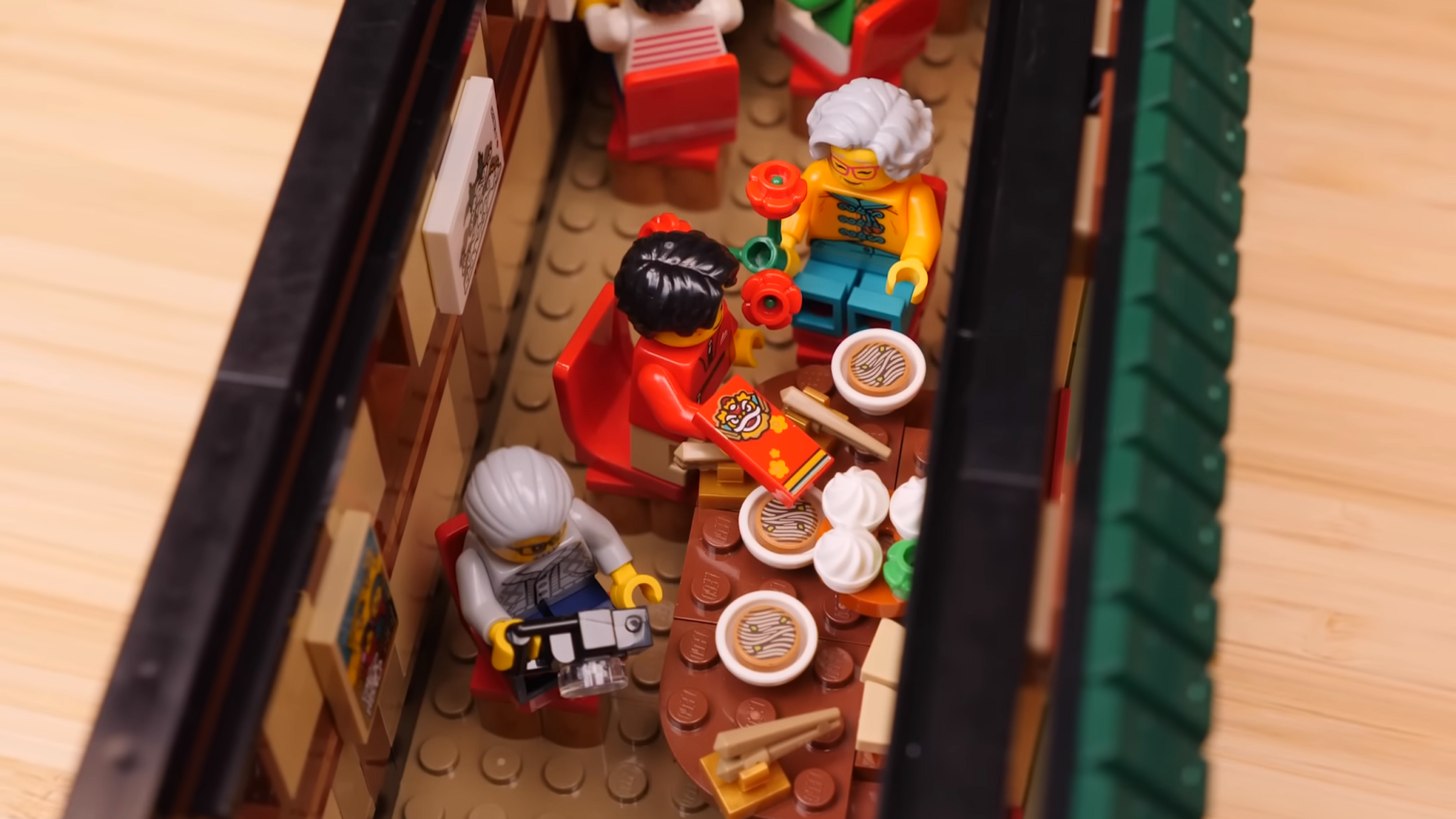 Make a modular out of LEGO 80113 Family Reunion Celebration