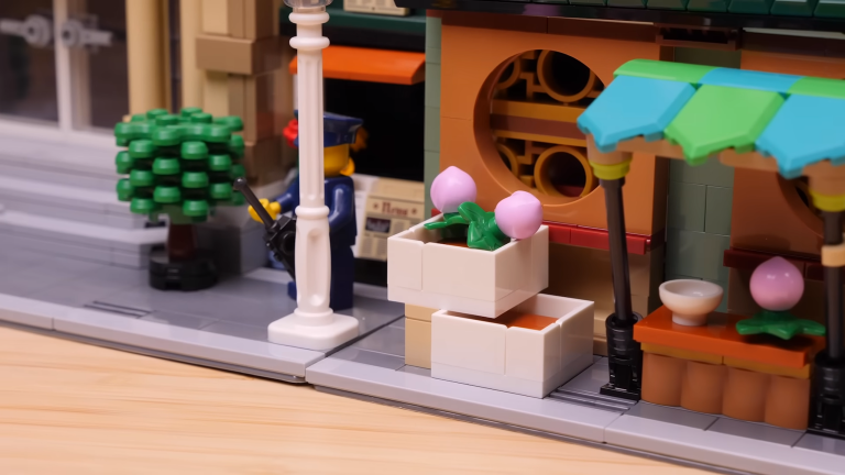Make a modular out of LEGO 80113 Family Reunion Celebration