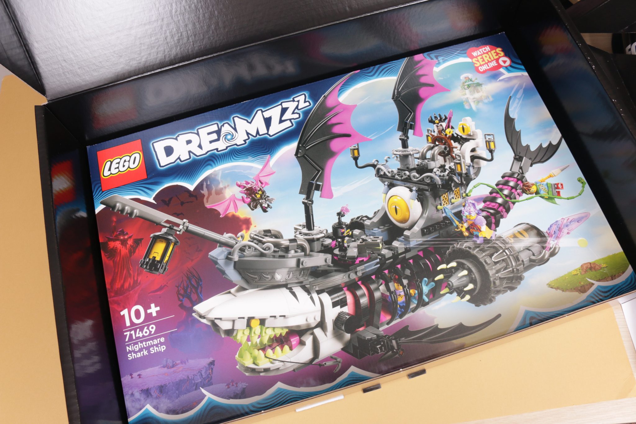 What’s inside a LEGO Fortnite gift box?