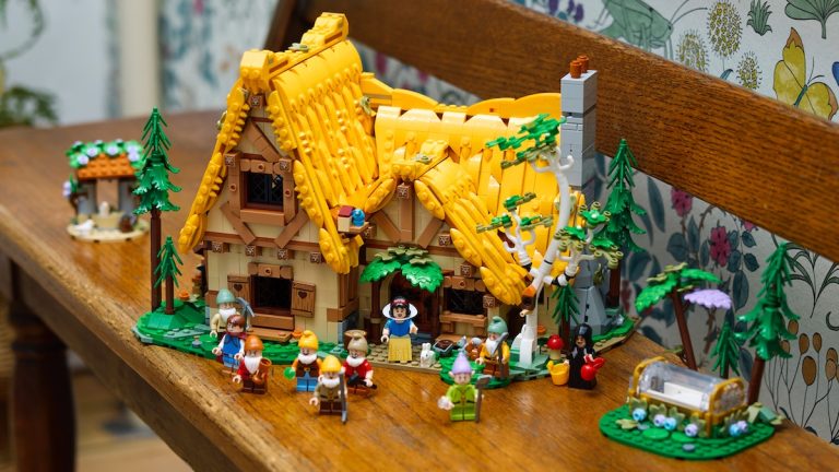 LEGO Snow White and the Seven Dwarfs’ Cottage visual guide