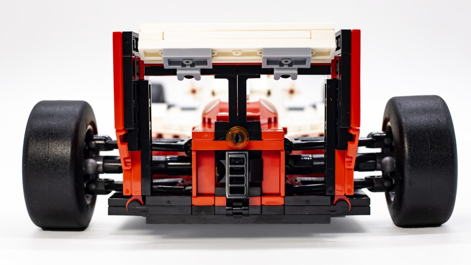LEGO Icons 10330 McLaren MP4/4 & Ayrton Senna review