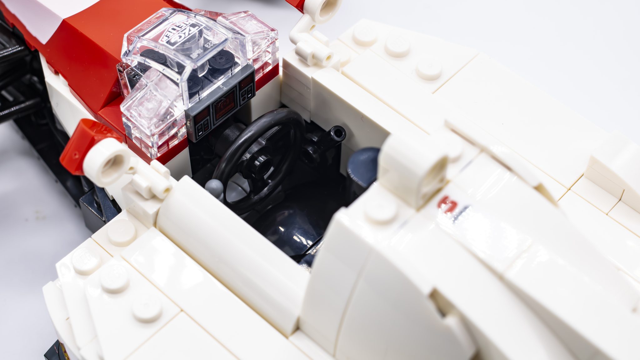 LEGO Icons 10330 McLaren MP4/4 & Ayrton Senna review