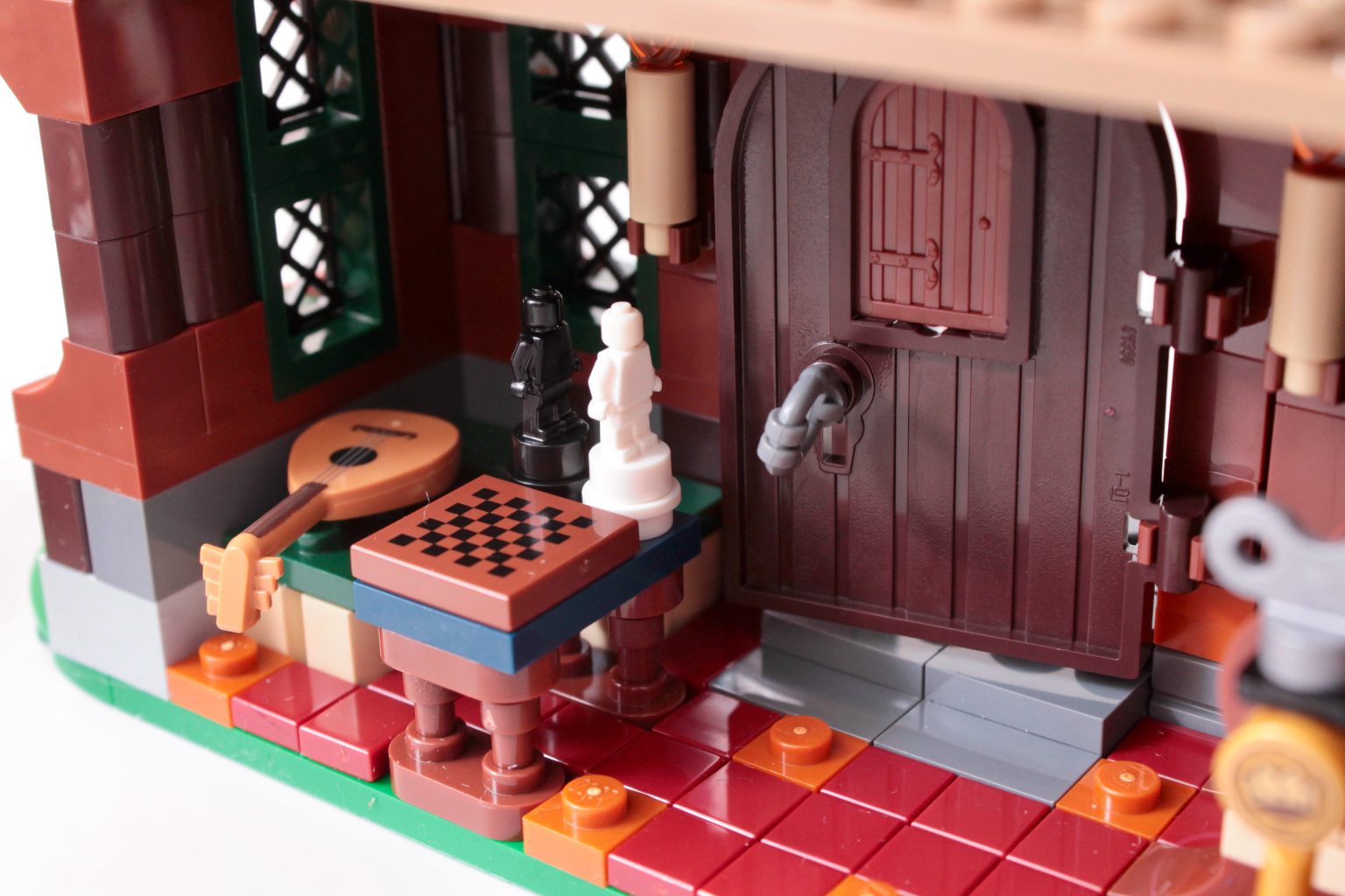 LEGO Icons 10332 Medieval Town Square review