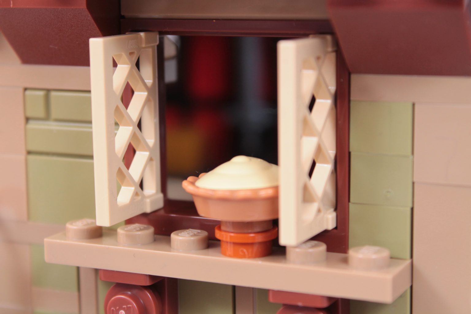 LEGO Icons 10332 Medieval Town Square review