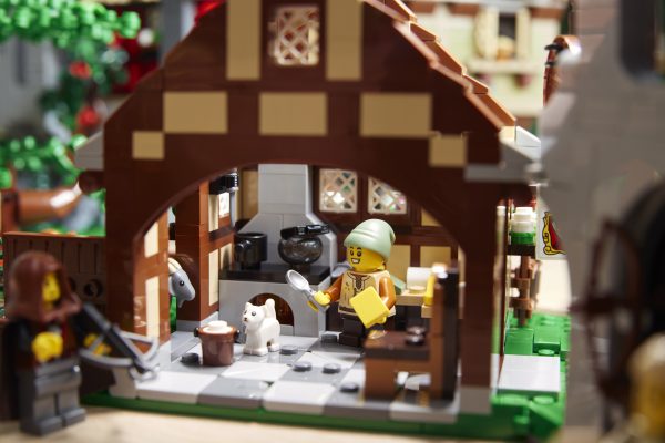 LEGO Icons 10332 Medieval Town Square: first impressions