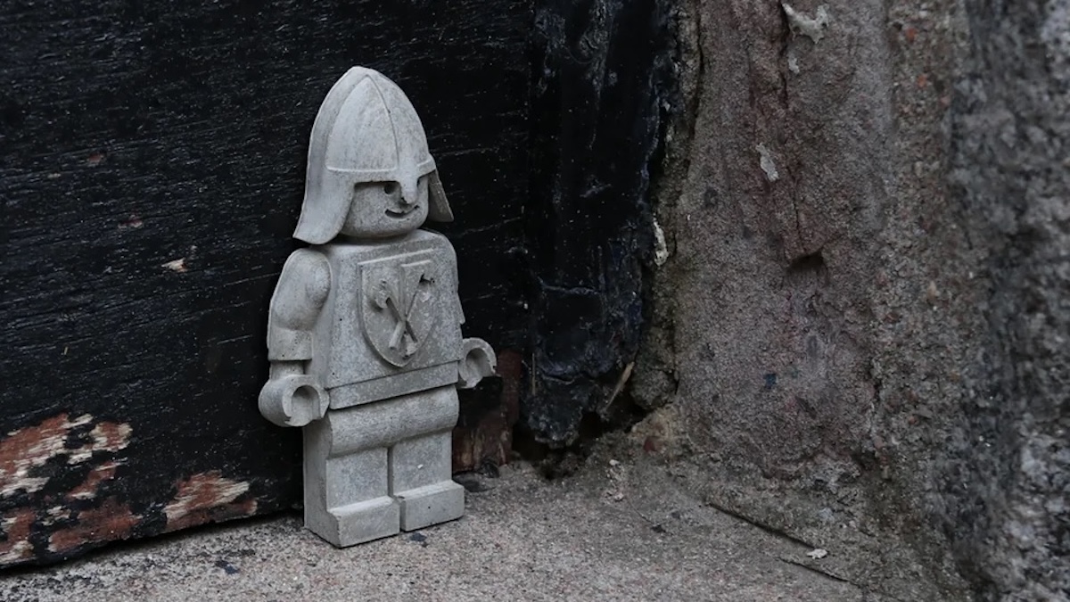Minifigure LEGO beton tersebar di seluruh Aberdeen