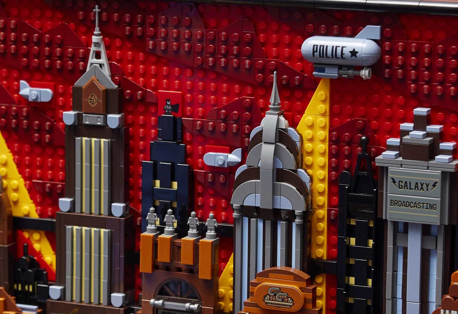 LEGO 76271 Batman: The Animated Series Gotham City visual tour and gallery