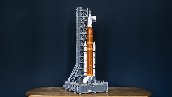 LEGO 10341 NASA Artemis Space Launch System's scale was determined by ...
