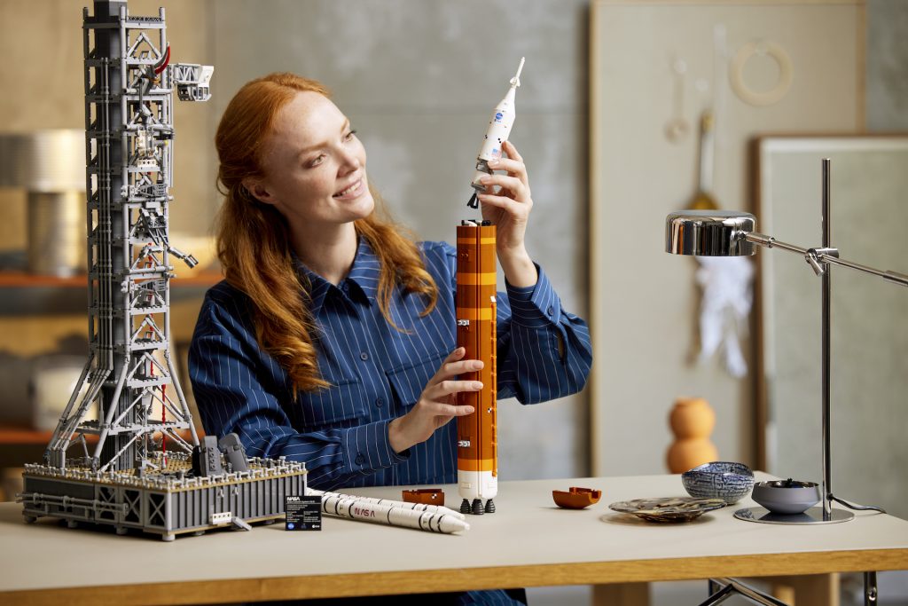 LEGO 10341 NASA Artemis Space Launch System's scale was determined by ...