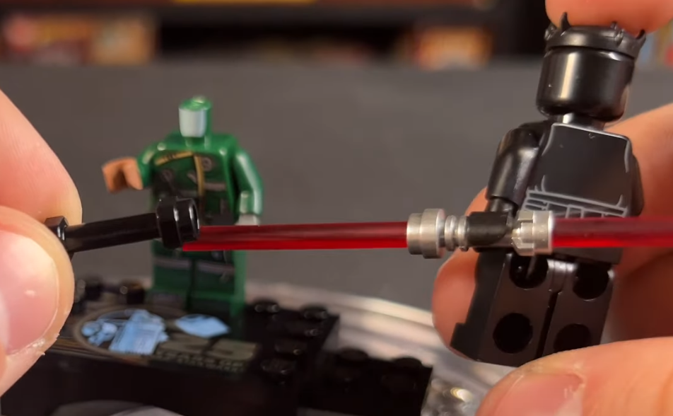 LEGO Star Wars 75383 Darth Maul's Sith Infiltrator gets cautious ...