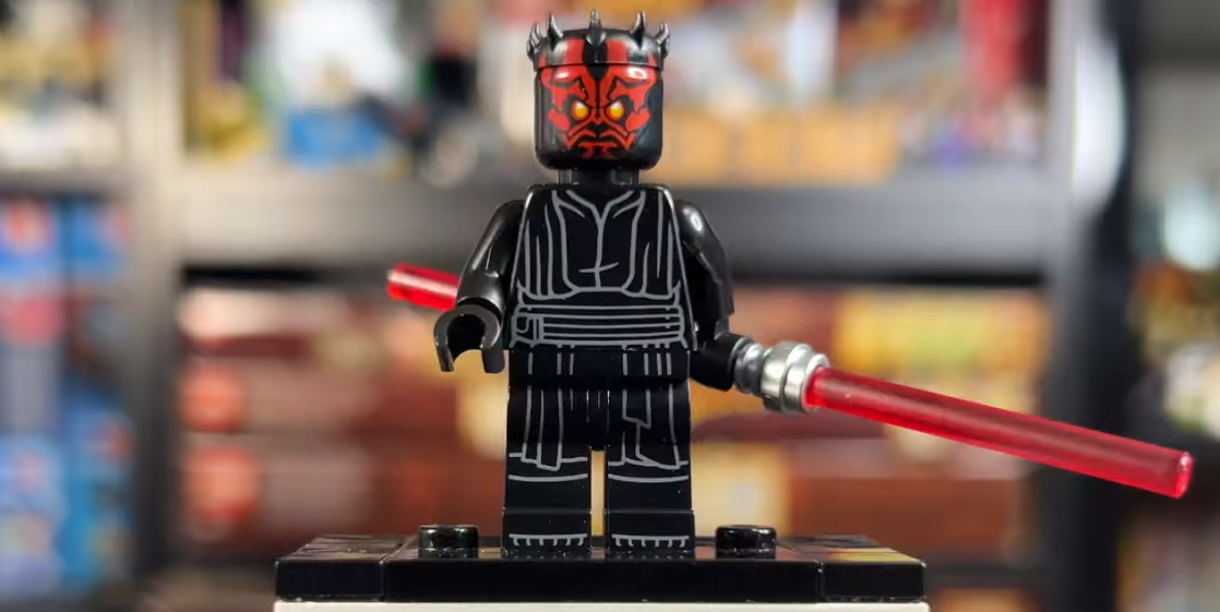 LEGO Star Wars 75383 Darth Maul's Sith Infiltrator gets cautious ...