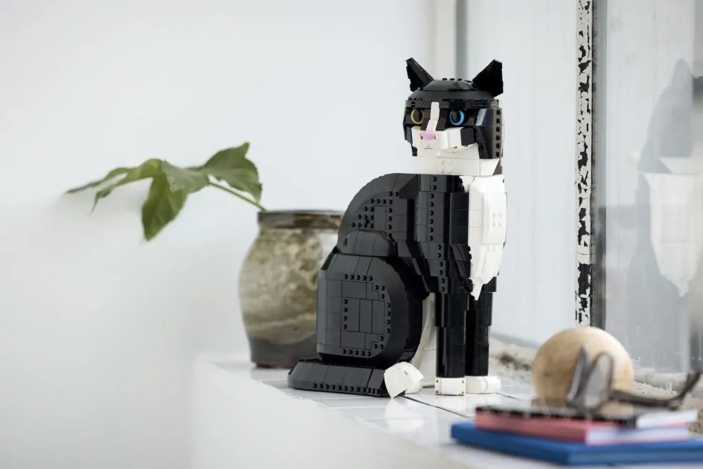 Comparing LEGO Ideas 21349 Tuxedo Cat to the original