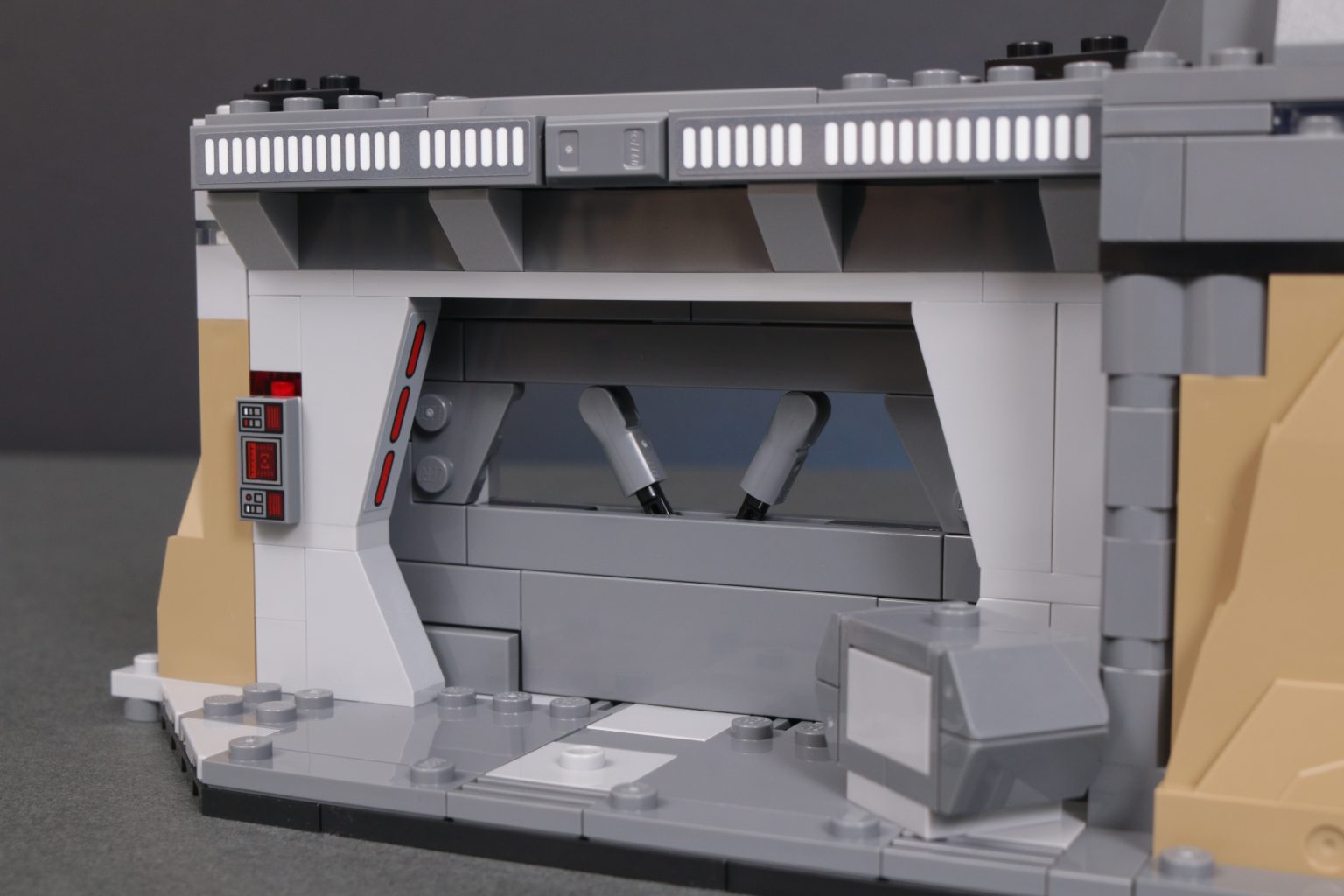 LEGO Star Wars 75386 Paz Vizsla and Moff Gideon Battle