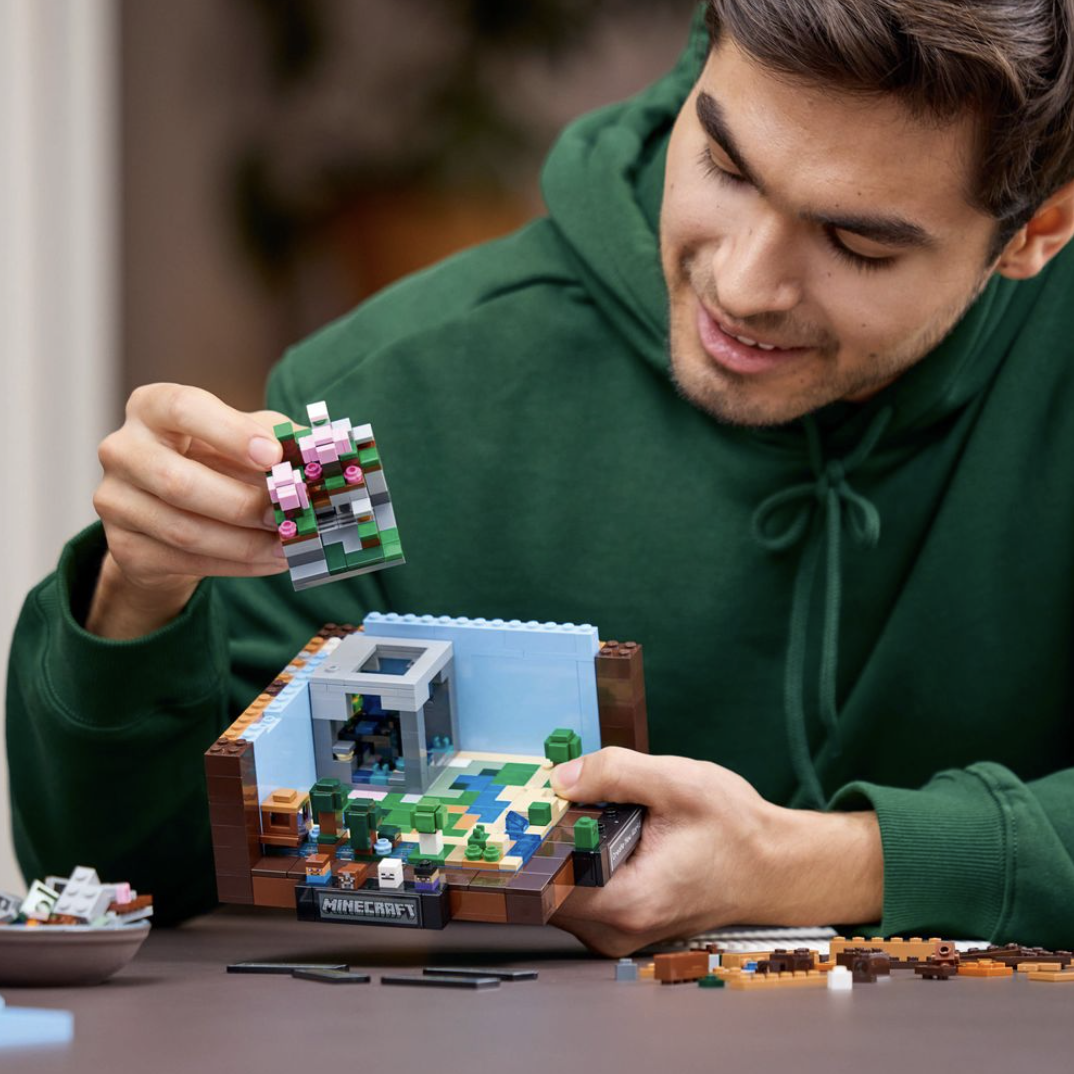 First images of LEGO Minecraft 18+ Crafting Table spotted