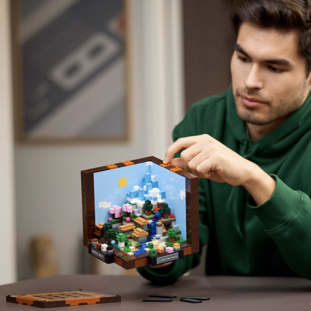 First images of LEGO Minecraft 18+ Crafting Table spotted