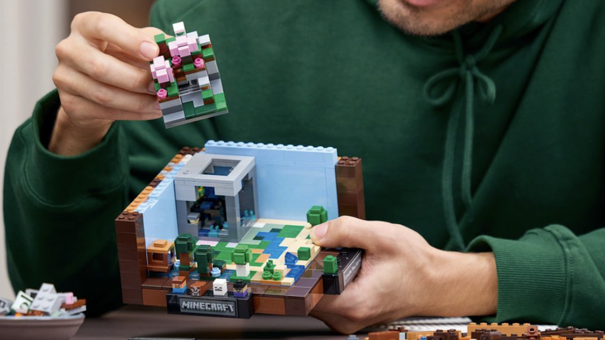 First images of LEGO Minecraft 18+ Crafting Table spotted