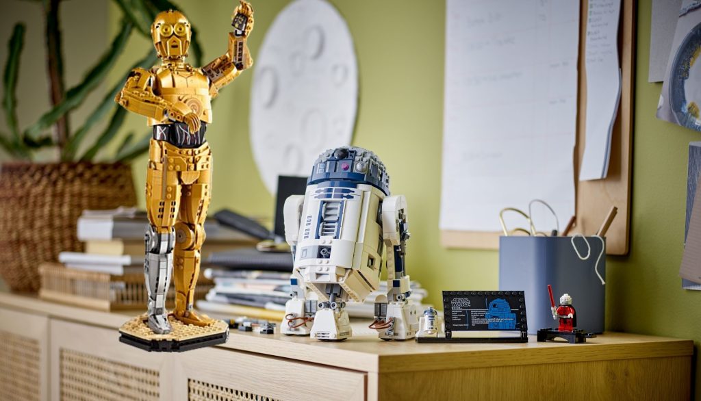 More pictures of LEGO Star Wars 75398 C-3PO confirm the set's scale