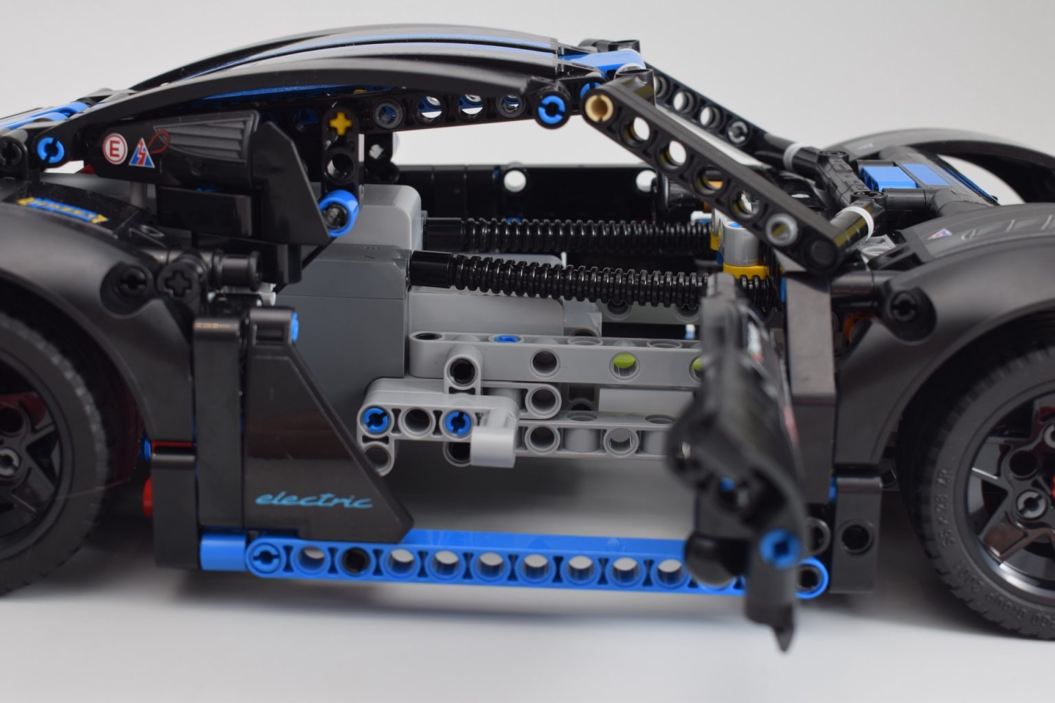 LEGO 42176 Porsche GT4 e-Performance Race Car review