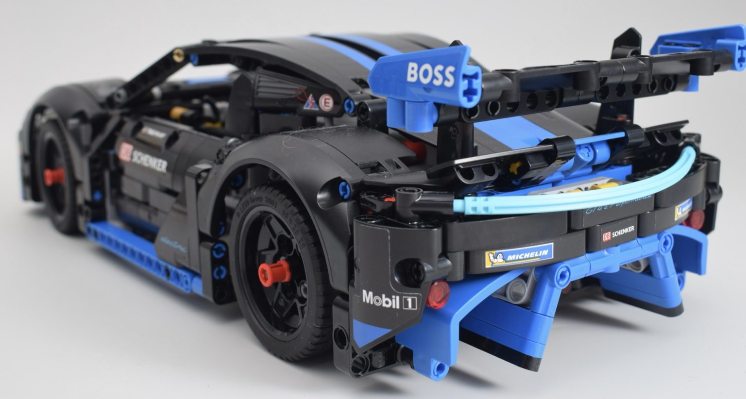 LEGO 42176 Porsche GT4 e-Performance Race Car review