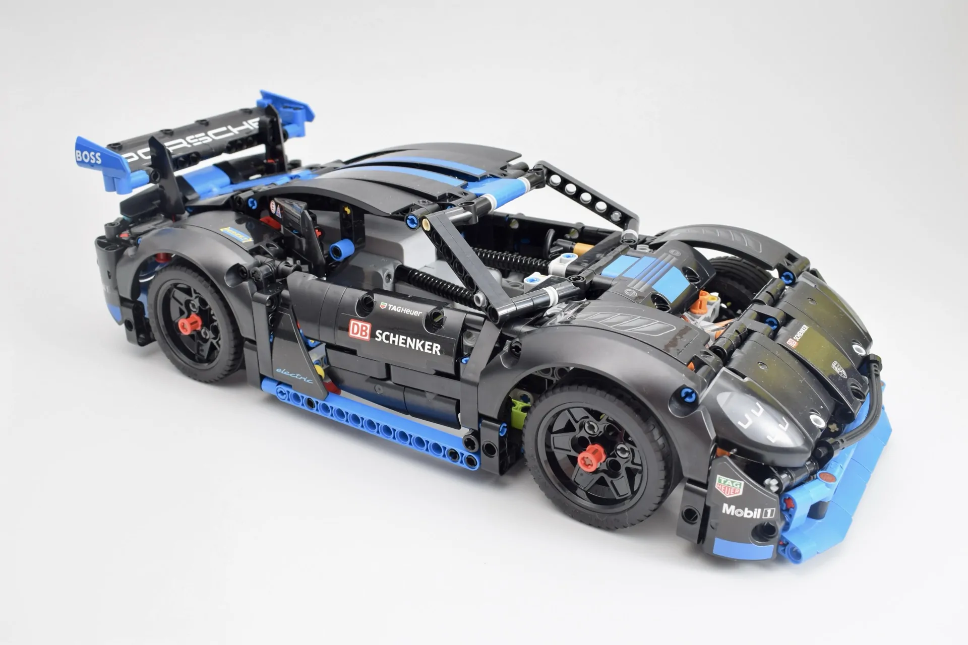 LEGO 42176 Porsche GT4 e-Performance Race Car review