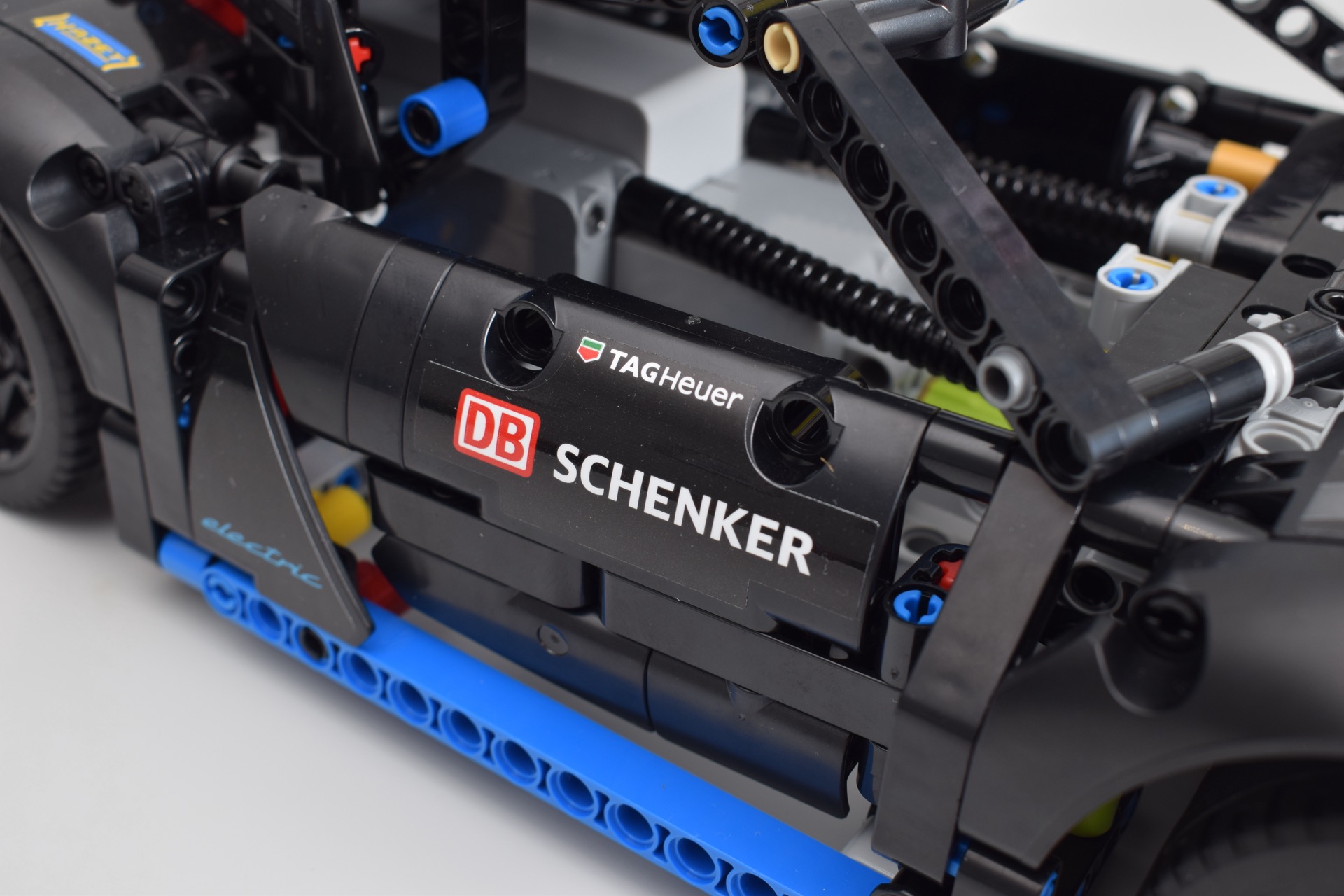 LEGO 42176 Porsche GT4 e-Performance Race Car review