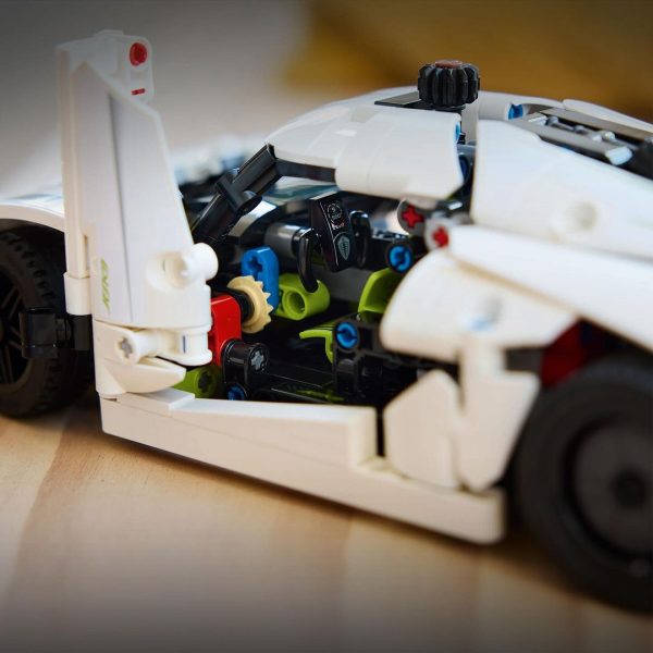 First look at LEGO Technic 42184 Koenigsegg Jesko in white