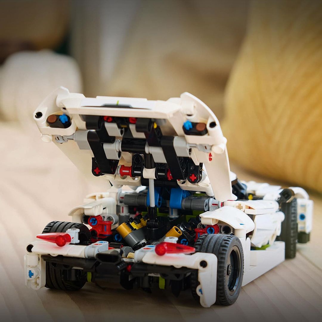 First look at LEGO Technic 42184 Koenigsegg Jesko in white