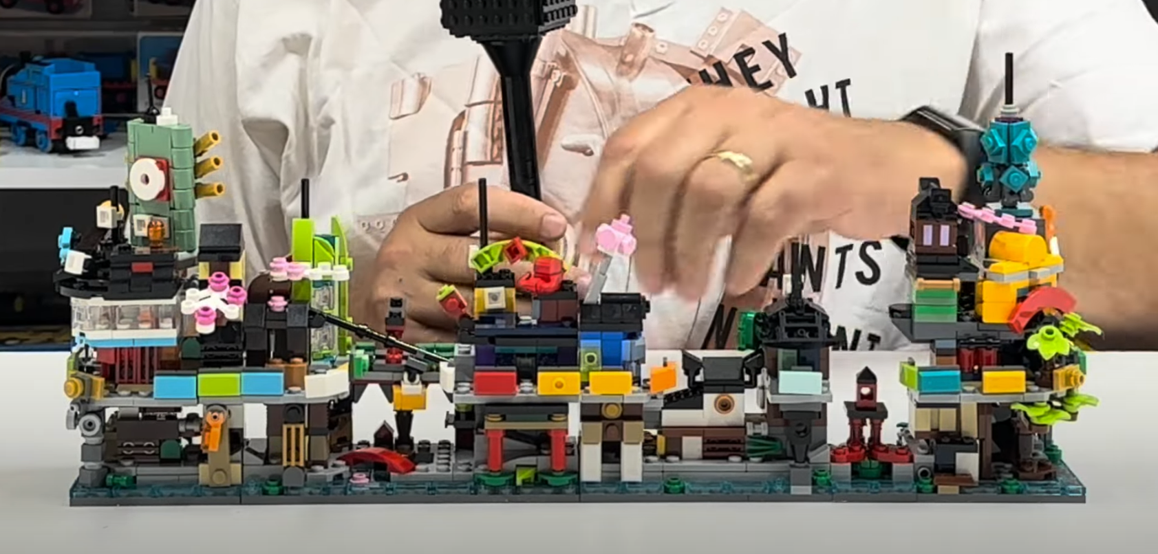 Ontdek de vier Micro LEGO NINJAGO City verbonden ensembles