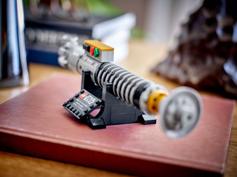 LEGO Star Wars 40730 Luke Skywalker’s Lightsaber revealed