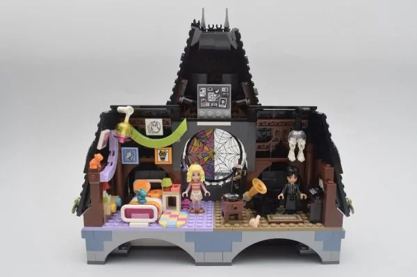 LEGO 76781 Wednesday & Enid's Dorm Room review