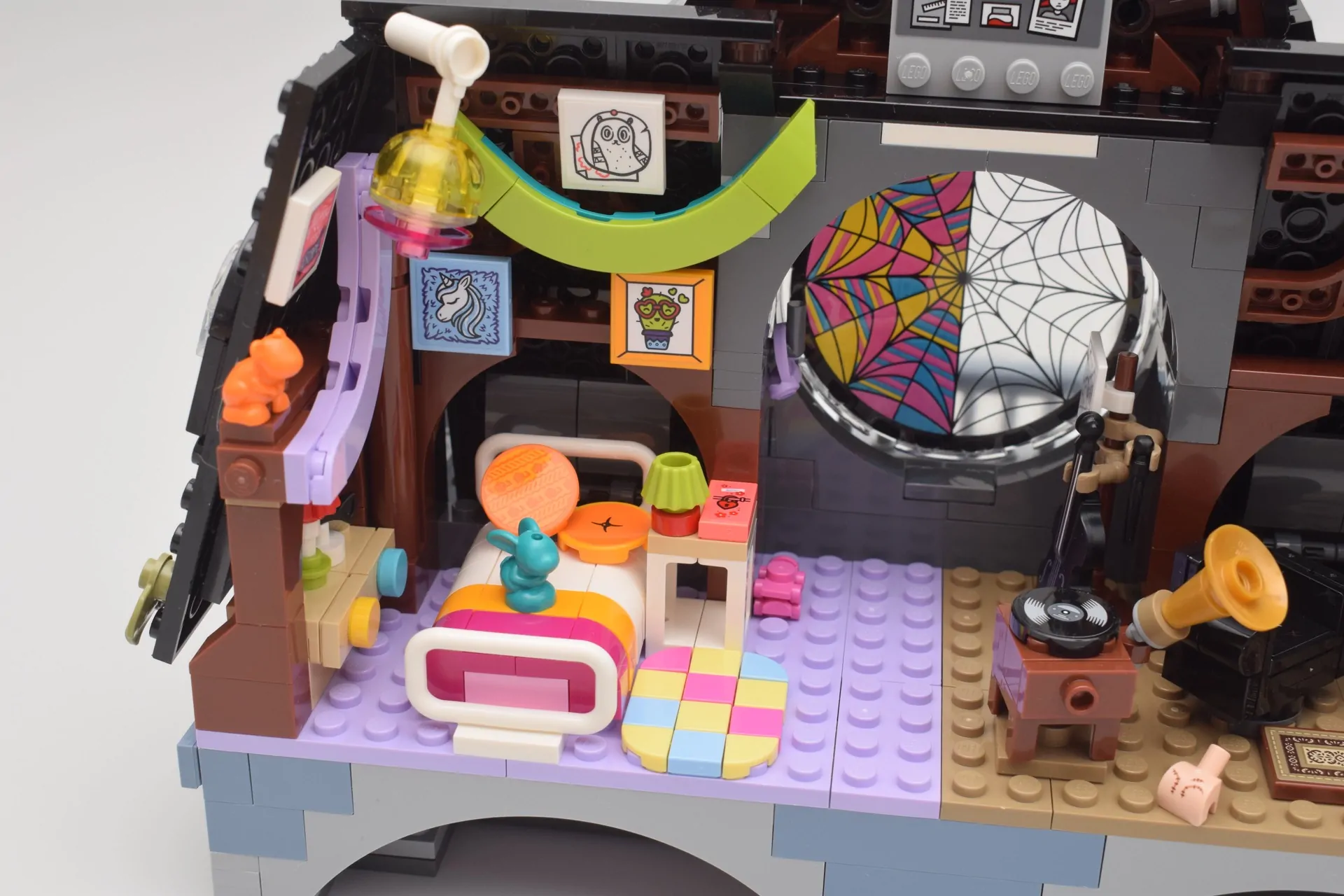 LEGO 76781 Wednesday & Enid's Dorm Room review