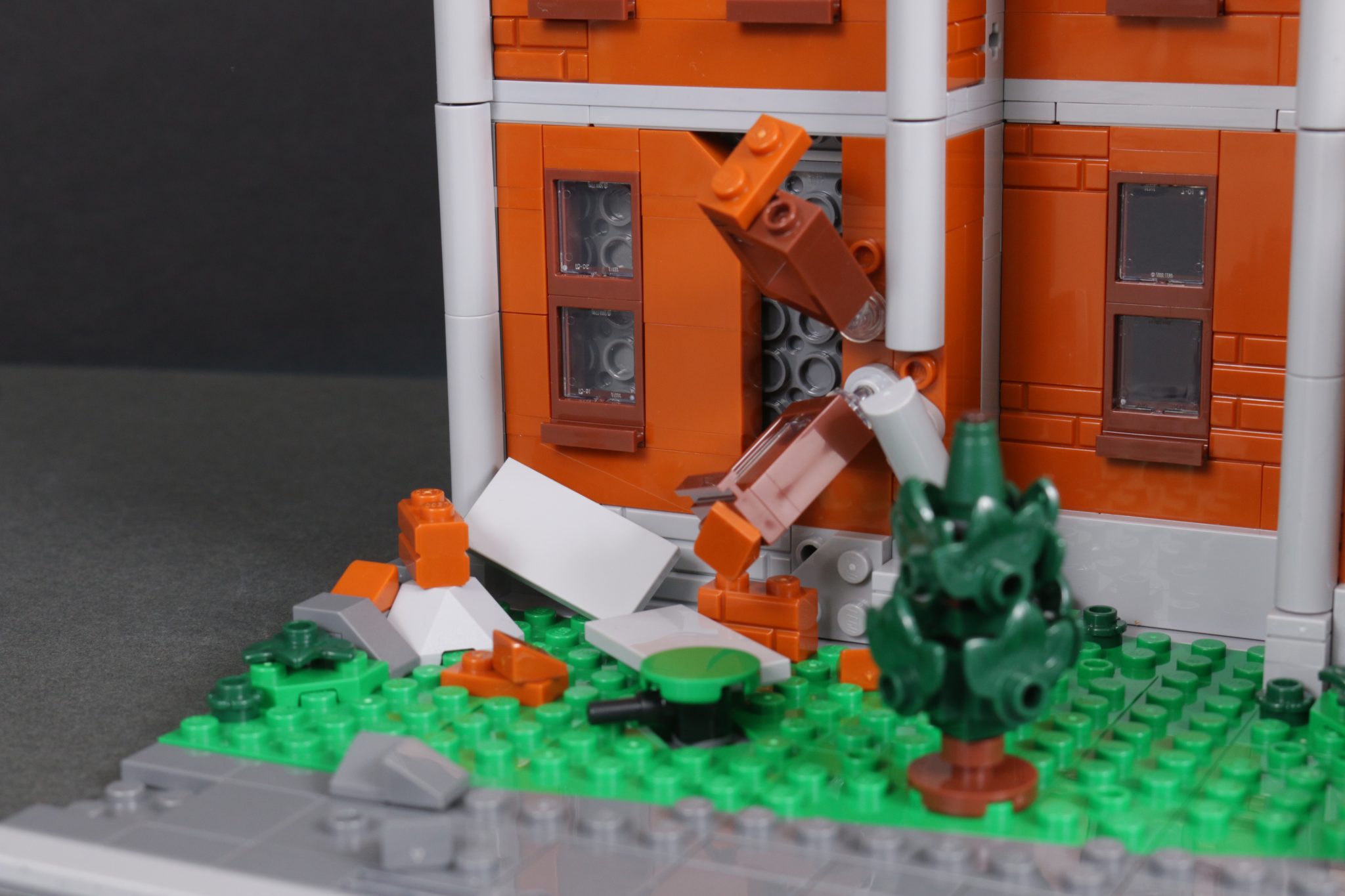 You can fix the LEGO Marvel X-Mansion with no extra pieces