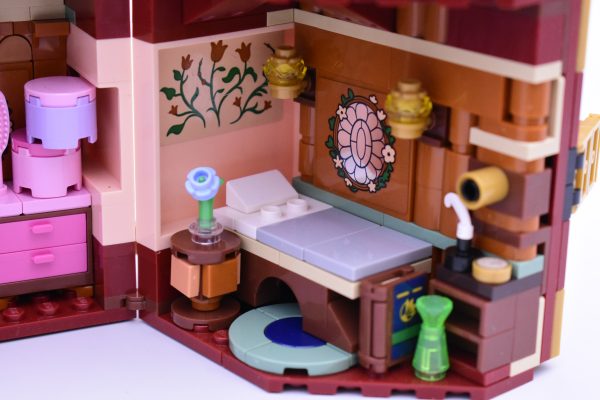 LEGO Wicked 75683 Glinda & Elphaba's Dormitory review