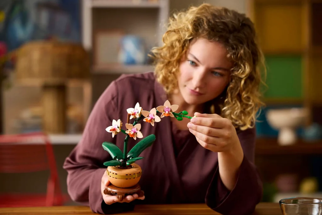 LEGO Botanicals Mini Orkidea tirritorna b'xejn għal Jum l-Omm