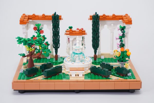 LEGO Icons 10359 Fountain Garden review
