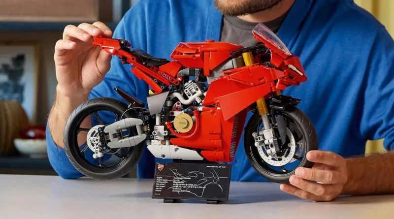 First look at LEGO Technic 42202 Ducati Panigale V4 S