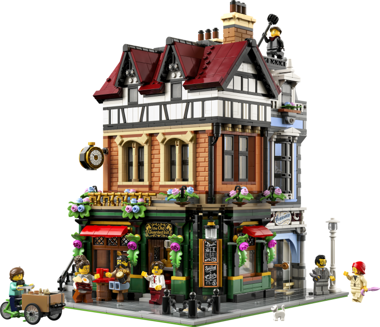 LEGO Icons Tudor Corner’s unique roof design a challenge