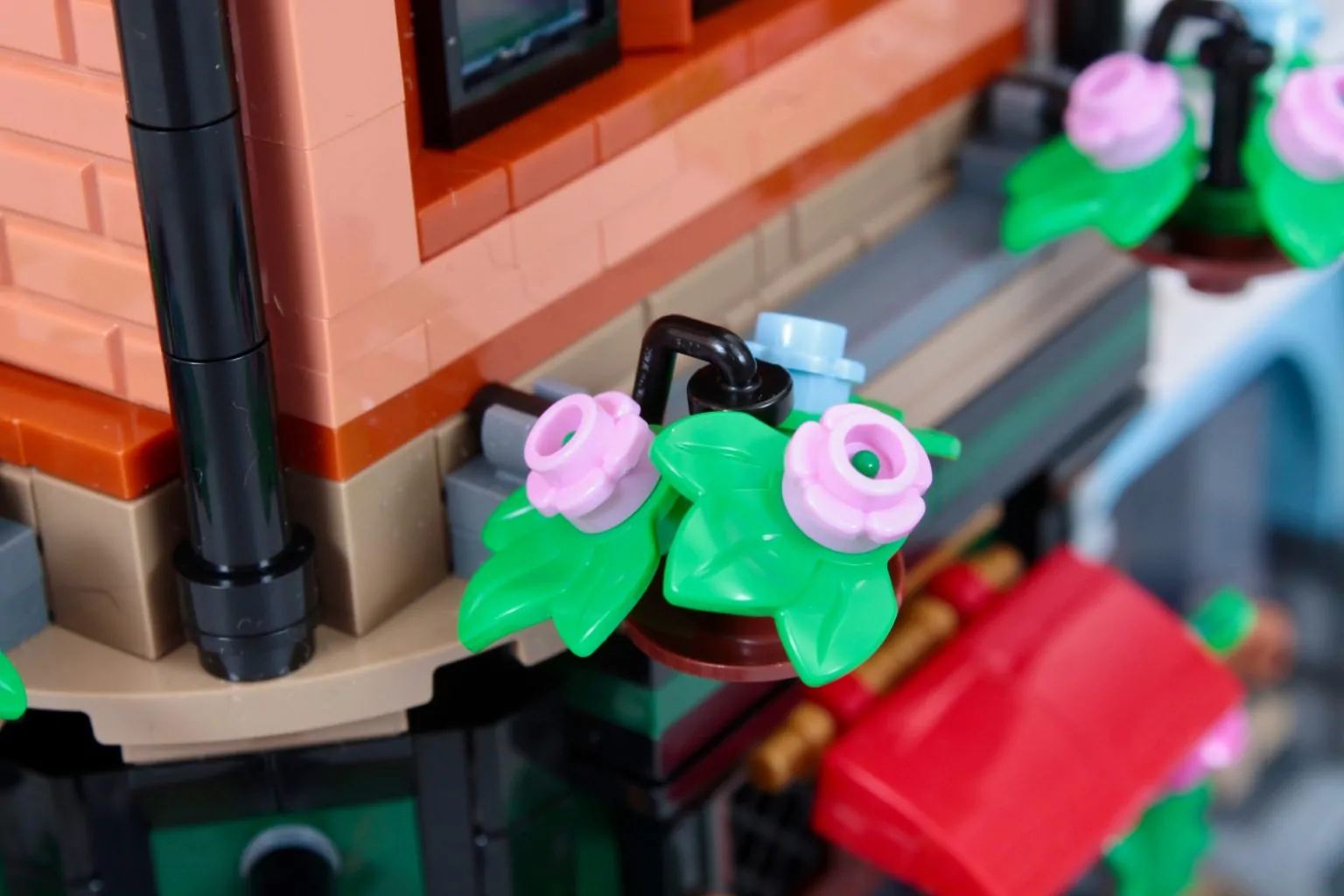 LEGO Icons 10350 Tudor Corner modular building review