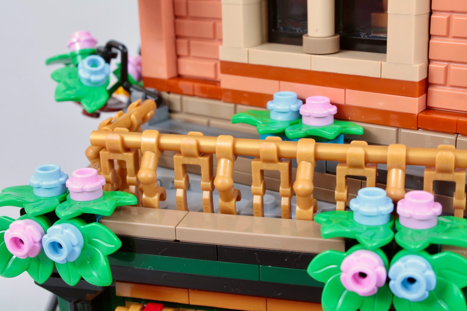 LEGO Icons 10350 Tudor Corner modular building review