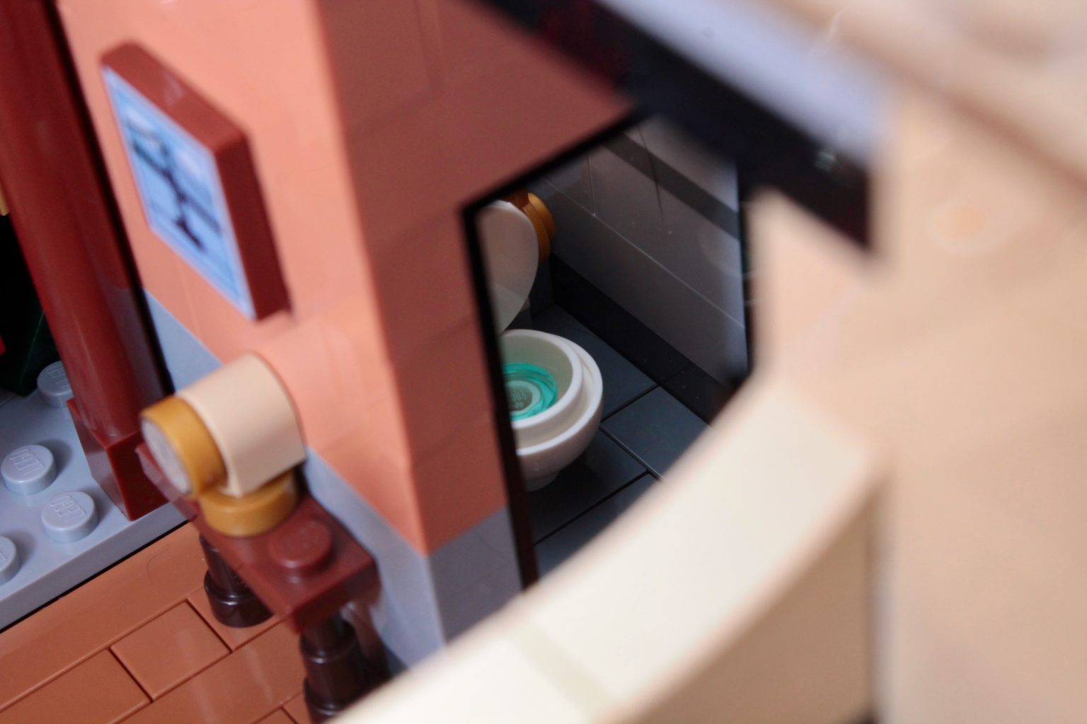 LEGO Icons 10350 Tudor Corner modular building review