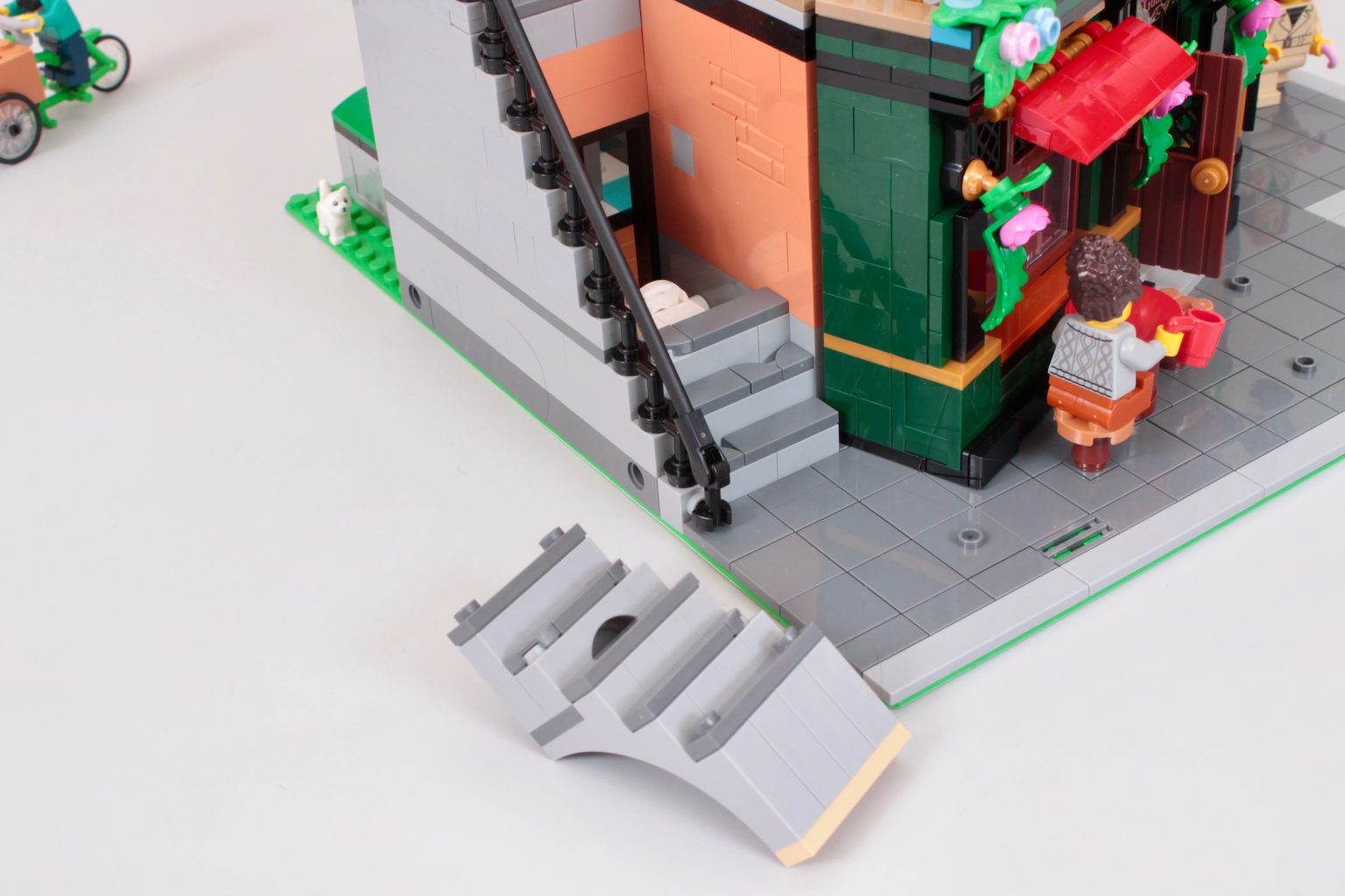 LEGO Icons 10350 Tudor Corner modular building review